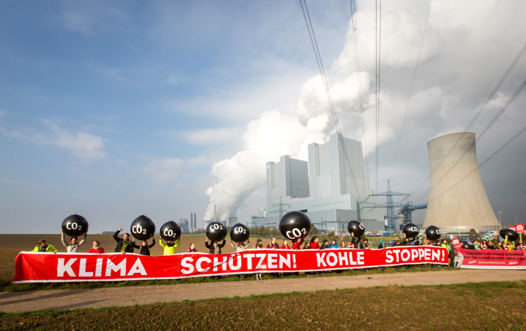 CO2-Ballons vor rauchenden Schloten | Aktionsbündnis ZUKUNFT STATT ...